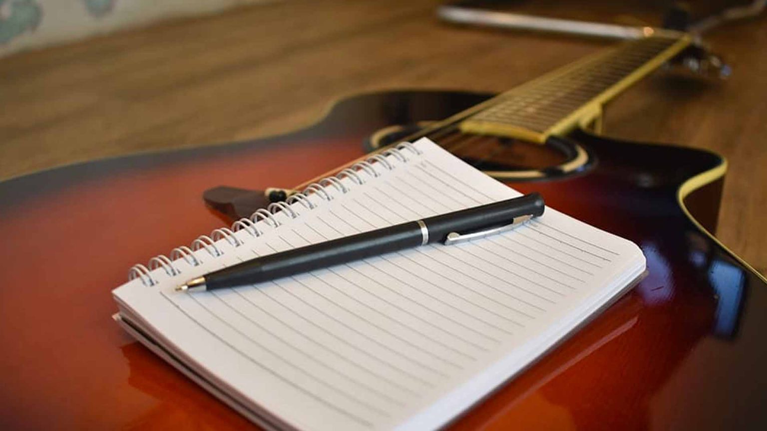 How to Write a Song Verse (Guide for Beginners) | Deviant Noise